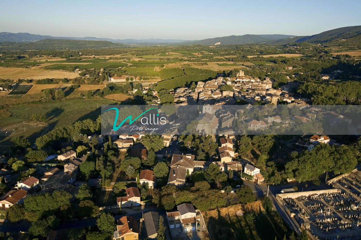 France, Vaucluse (84), parc naturel regional du Luberon, Cucuron (vue ...