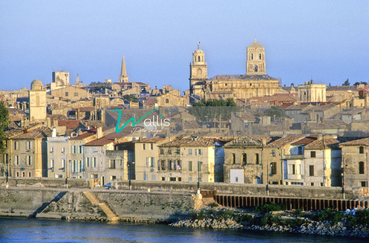 13 Arles, le ville au bord du Rhone - Wallis